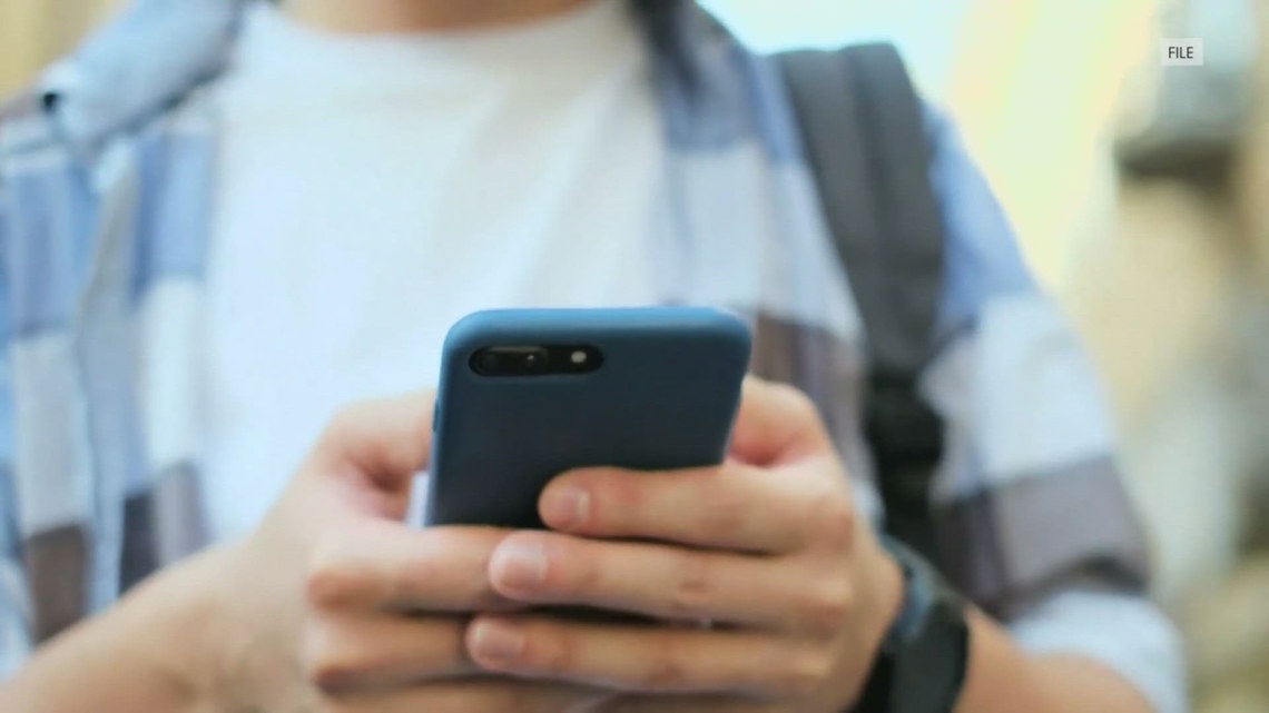 California schools to ban, limit smartphones on campus | abc10.com