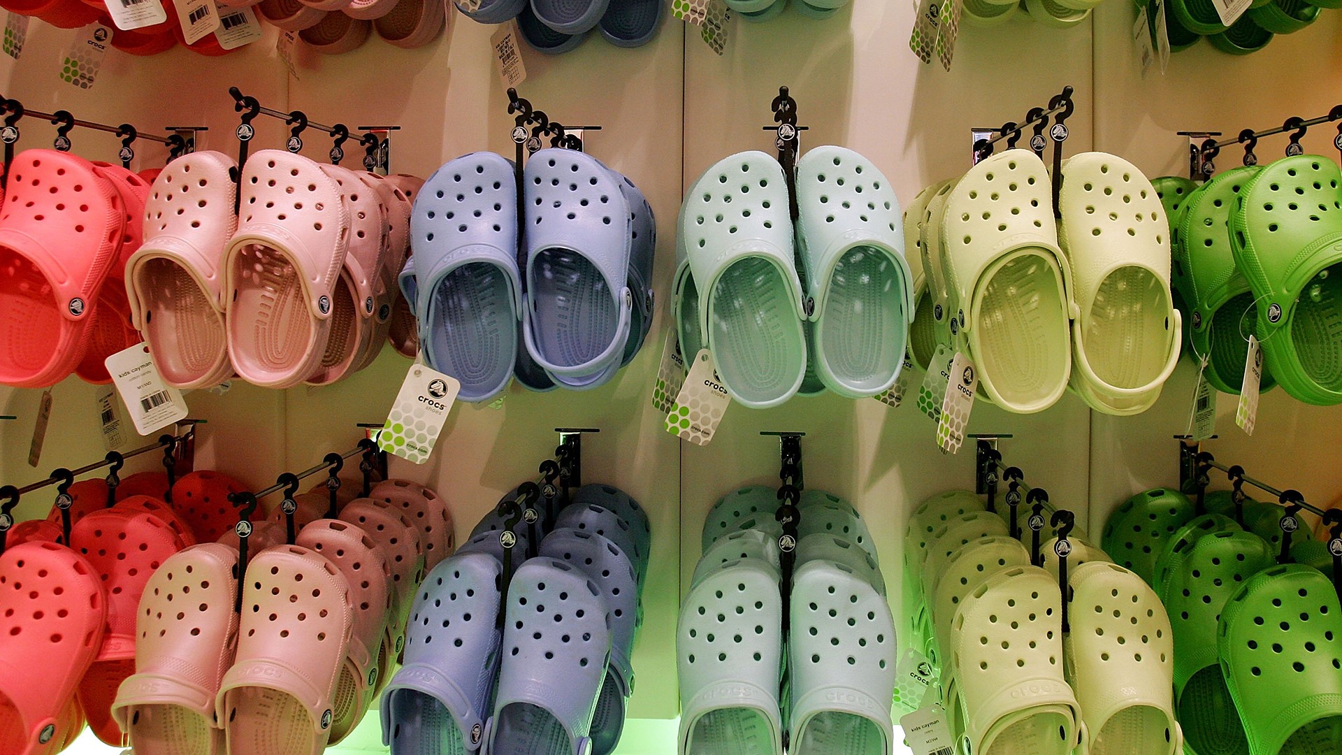 Crocs to close all its manufacturing facilities, CFO resigns | abc10.com