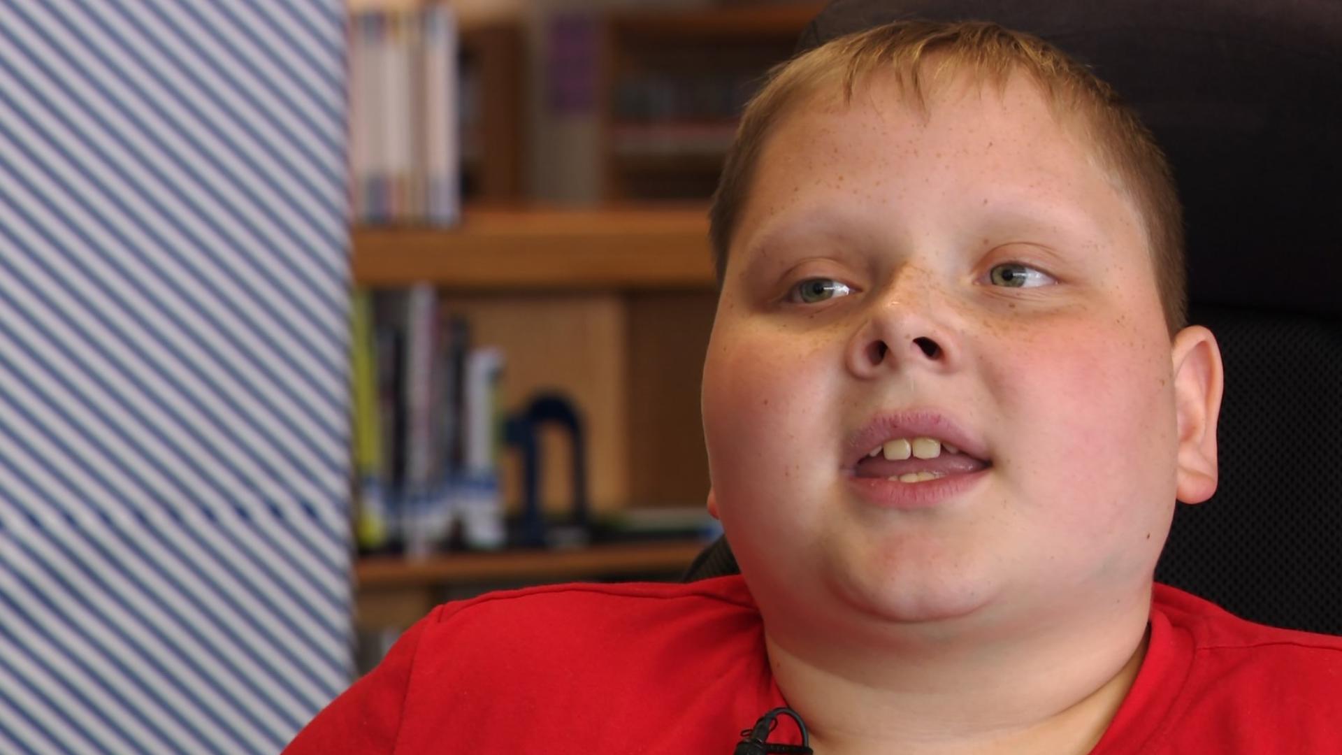 Louisville kid receives Taylor Swift tickets after viral video | abc10.com