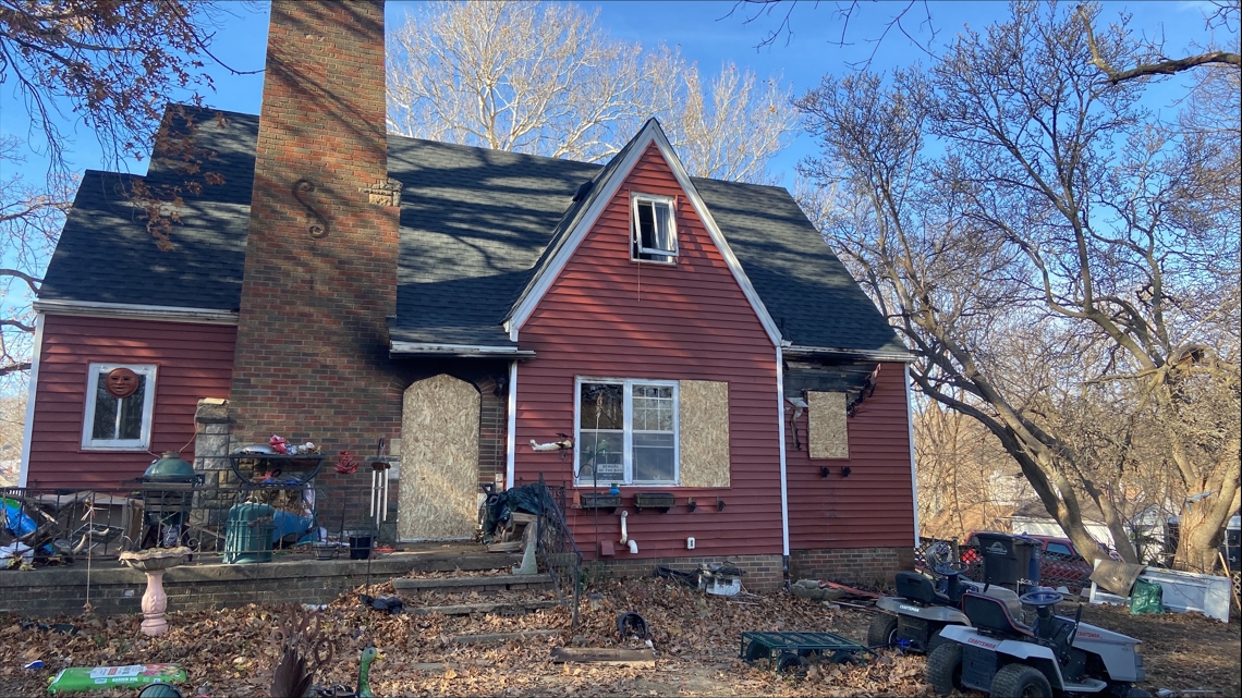 Neighbor saves Iowa couple from house fire | abc10.com